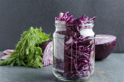 다진 신선한 붉은 양배추와 유리 항아리 딜과 양파의 반지부엌에서 회색 표면에 발효를 위한 준비 갈기갈기 찢어진에 대한 스톡 사진 및 기타 이미지 Istock