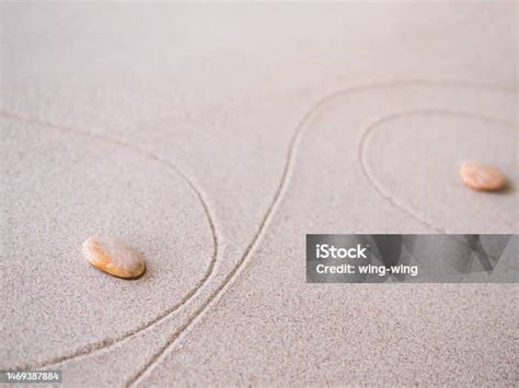 선 정원 차분한 기호 자연 선 패턴 질감 일본 모래 해변 배경 디자인 불교 스파 명상 사막 균형 추상 웰빙 영성 정신 만다라에 대한 개념 0명에 대한 스톡 사진 및 기타