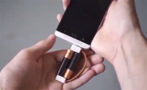 충전기 없을 때 스마트폰 충전하는 꿀팁 영상 위키트리