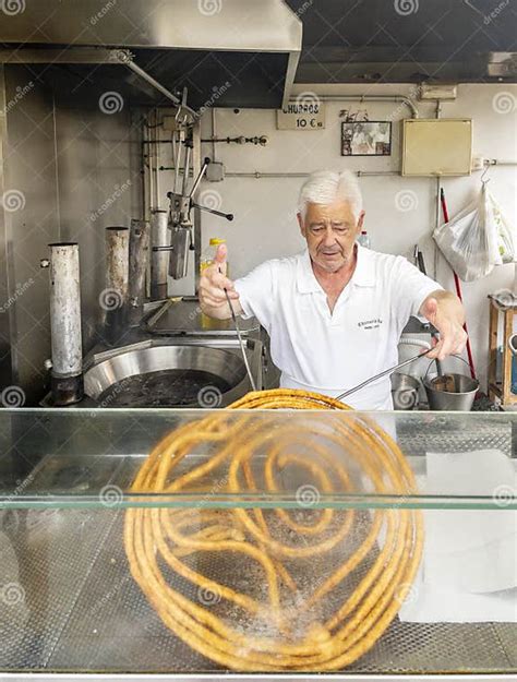 Un Churrero Churro Que Muestra Una Rueda De Churro Cadiz Andalusia