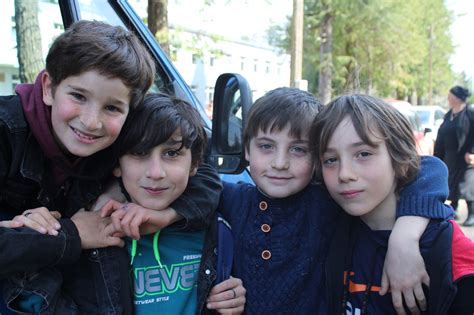 დაბა ნარუჯის სკოლის მოსწავლეები