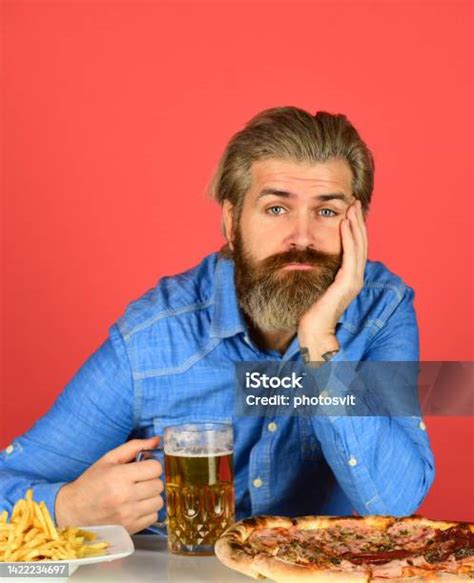 미국 패스트 푸드 맥주와 피자를 가진 수염을 가진 남자 이탈리아 음식 감자 튀김 바에서 맥주 잔을 마시고 피자를 먹는 사람 건배 Tv에서 축구 시청 감자 요리에 대한 스톡