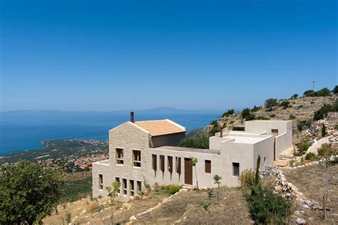 Εξοχική κατοικία Monastery House στο άγριο τοπίο της Μάνης με έμπνευση από τα ελληνικά