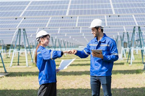 태양 전지판에서 일하는 남녀 엔지니어 노동자는 농장에 전력을 공급합니다 태양광 발전소에서 일하는 두 명의 기술자 18 19세에 대한 스톡 사진 및 기타 이미지 Istock