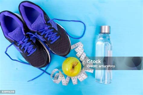 측정 테이프 애플과 파란색 배경에 물병 스포츠 운동 화 신발 피트 니스 건강 하 고 활동적인 라이프 스타일 개념 가냘픈에 대한 스톡 사진 및 기타 이미지 Istock
