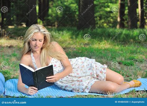 Erstaunliche Junge Blondine Beim Sundress Ablesen Stockfoto Bild Von Frau Gelesen