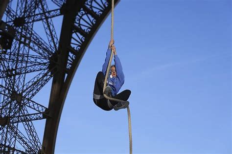 암 투병 어머니 응원” 로프 타고 에펠탑 오른 딸