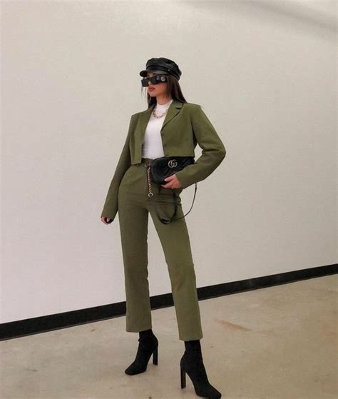 تنسيق بنطلون زيتي بأجمل لوكات