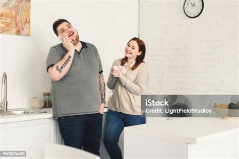 스마트폰 및 부엌에서 커피를 들고 여자 친구 이야기 행복 한 남자 친구 과체중에 대한 스톡 사진 및 기타 이미지 과체중 마실 것 아침 Istock