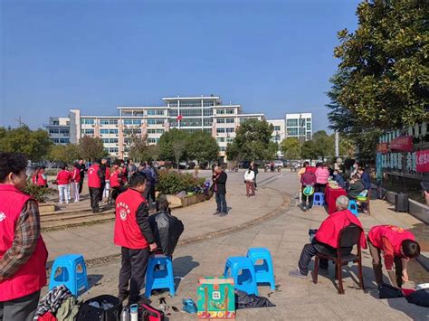 人人参与垃圾分类 共创共享洁美人居环境