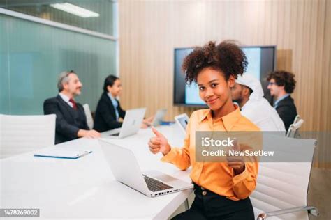 행복한 비즈니스 보이는 카메라와 사람들의 초상화는 논문과 개념에 대한 회의 중에 대화합니다 경영자에 대한 스톡 사진 및 기타 이미지 Istock