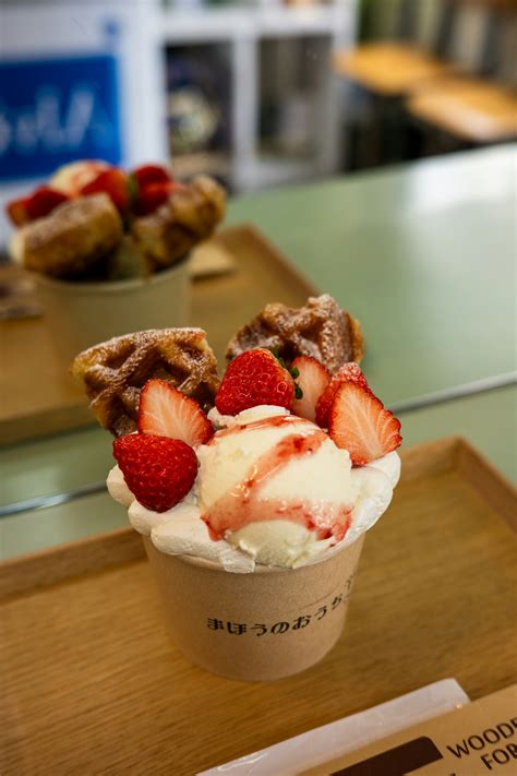 딸기와 와플을 곁들인 아이스크림 한 잔 사진 Unsplash의 무료 크림 이미지