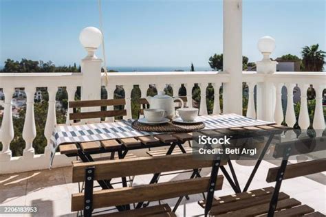 화창한 날이 내려다 보이는 야외 테라스의 의자가있는 나무 테이블에 하얀 찻 주전자와 컵 0명에 대한 스톡 사진 및 기타 이미지 0명 가정 생활 건강한 생활방식