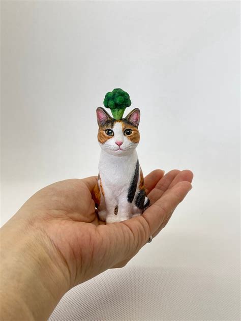猫の頭に「乗せてみニャ」 みかん、さんまの塩焼き、フランスパン、ブロッコリーなどミニチュア全10種類 ｜まいどなニュース