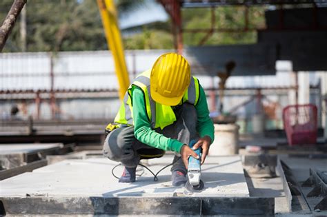 건설 현장에서 철강을 절단하는 노동자 중공업 제조 공장 조립식 콘크리트 벽 안전 안전모 헬멧을 쓴 아시아 노동자 30 34세에 대한 스톡 사진 및 기타 이미지 Istock