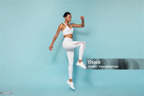 심장 훈련을하고 피트니스 여자 스튜디오에서 점프 하는 스포츠웨어에서 젊은 여성 운동에 대한 스톡 사진 및 기타 이미지 운동 건강한 생활방식 인체 Istock