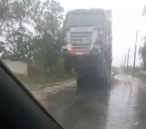 Conquista Caçamba Carregada De Areia Fica Empinada No Meio Da Pista