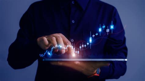 계획 및 전략 주식 시장 비즈니스 성장 진행 또는 성공 개념 사업가 또는 상인은 성장하는 가상 홀로그램 주식을 보여주고있다 거래에 투자 개념에 대한 스톡 사진 및 기타