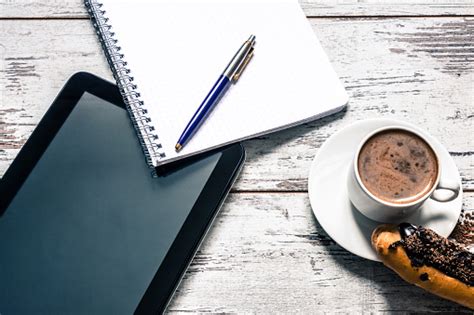 커피 케이크 초콜릿 태블릿 노트북 펜 클로즈업 빈티지 나무 배경에에 클 레어과 자를 최고의 볼 수 있습니다 빈티지 스타일입니다 0명에 대한 스톡 사진 및 기타 이미지