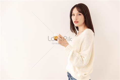 한 잔을 들고 여성 사진 무료 다운로드 Lovepik