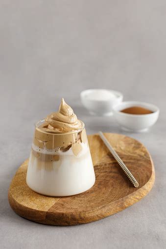 한국 음료 회색 배경에 우유와 유리에 수제 달고나 커피 트렌디한 푹신한 크리미 한 휘핑 커피 나무 스탠드 0명에 대한 스톡 사진 및 기타 이미지 Istock