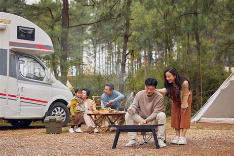 가족 캠핑 바베큐와 젊은 부부 사진 무료 다운로드 Lovepik