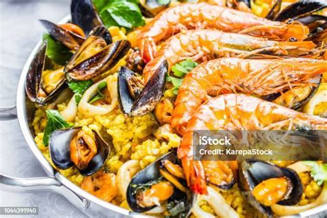 오래 된 나무 테이블에 냄비에 전통적인 해산물 파에 리아 0명에 대한 스톡 사진 및 기타 이미지 0명 갑각류 노랑