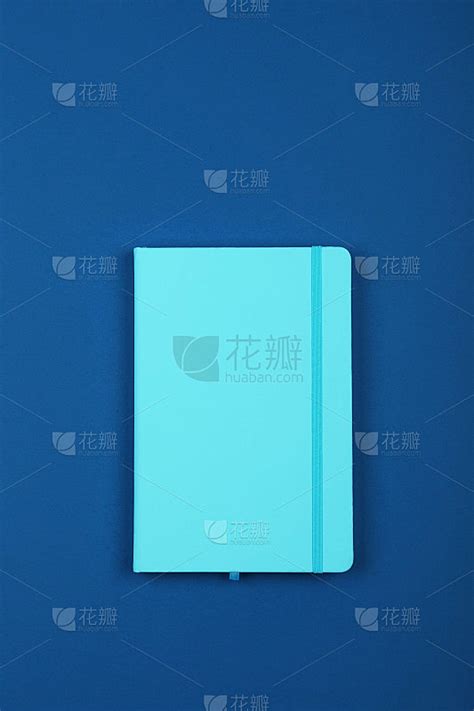 蓝色皮革封面笔记本上的蓝色