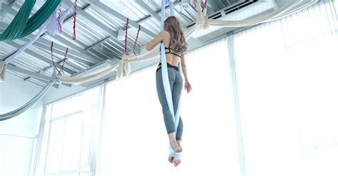 건강 건강한 건강한 생활 걸다 곡예 곡예사 공수의 공중 공중 실크 공중 운동 공중에 굴곡 굽힘 날씬한 낮 높은 뒷면 로우앵글 샷 매달린