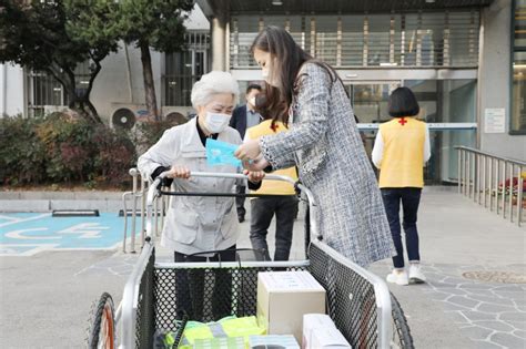 시사프리신문 강북구 폐지수집 어르신 위한 ‘적십자사 지원물품 전달