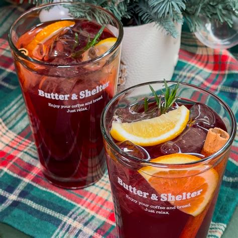 버터앤쉘터 버터앤쉘터 신메뉴 안내 드립니다 🏻 딸기슈페너 특별한 딸기크림과 바삭한 초코그래놀라가 올라간 논커피슈페너 뱅쇼 진한 와인향과 달달한 과일향이 어우러지는 티