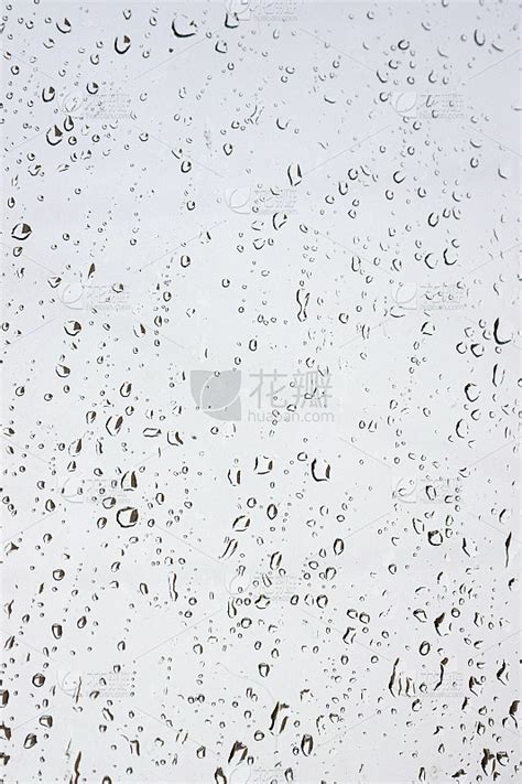 雨滴落在窗户上