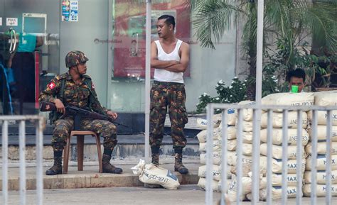 Myanmar ရန်ကုန်မြို့လယ်တစ်နေရာတွင် လုံခြုံရေးယူထားသည့် စစ်ကောင်စီတပ်သားများ ဓာတ်ပုံ Epa