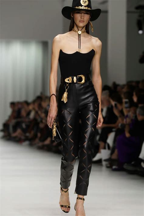 Una Cumbre De Musas En El último Desfile De Versace Infobae