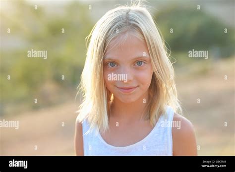 Portrait De Jeune Fille Blonde Aux Yeux Bleus Castelnuovo Berardenga Toscane Italie Photo