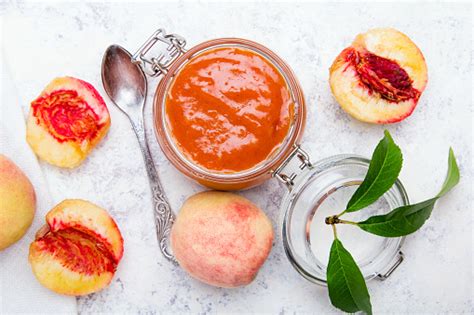 유기농 과일과 집에서 만든 복숭아 잼입니다 달콤한 밝은 배경에 복사 공간 유지 건강한 식생활에 대한 스톡 사진 및 기타 이미지 건강한 식생활 계절 과일 Istock