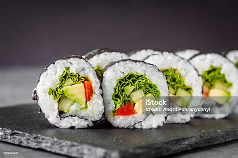 후추 오이와 아보카도 샐러드를 블랙 스톤 플레이트에 곁들인 식욕을 돋우는 비건 초밥 푸토마키 0명에 대한 스톡 사진 및 기타 이미지 Istock