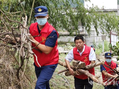 打扫卫生、整理家务，更教会防火长阳消防人员入户暖心宣传 湖北日报新闻客户端