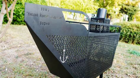 МВ Компас новини октомври 2022 г СЕМЕЙСТВО ДАРИ НА МОРСКОТО УЧИЛИЩЕ МАКЕТ НА КОРАБ ЗА