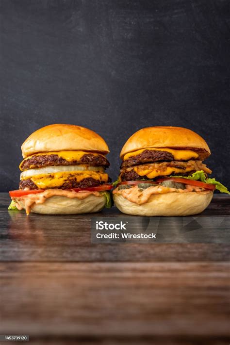 감자 튀김 양상추 녹은 치즈를 곁들인 두 개의 베이컨 버거 샌드위치의 근접 촬영 0명에 대한 스톡 사진 및 기타 이미지 0명 고기 굽기 Istock