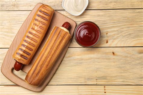 프렌치 핫도그 천연 나무 테이블에 맛있는 핫도그와 케첩과 마요네즈 패스트 푸드 길거리 음식 롤빵에 소시지 맨 위 보기 프랑스 문화에 대한 스톡 사진 및 기타 이미지 Istock