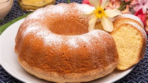 Взех 1 чаша кисело мляко чаша захар 2 брашно и набързо спретнах кексче за кафенцето