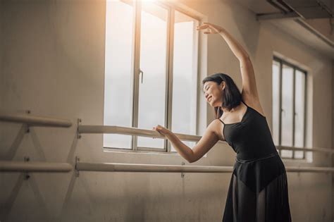 창 허리 근처 발레 스튜디오에서 연습 하는 아시아 중국 여성 발레 댄서 스포츠에 대한 스톡 사진 및 기타 이미지 스포츠 아시아 연습하기 Istock