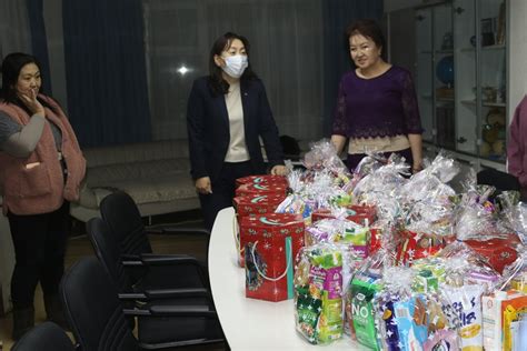 Асрамжийн төвийн хүүхдүүдэд шинэ жилийн бэлэг гардуулжээ