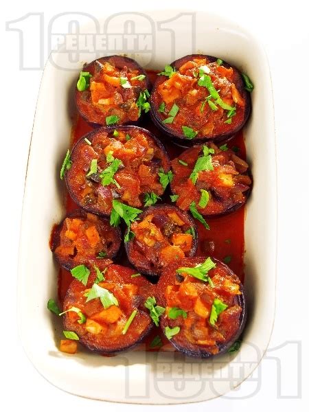 Пълнен лук с гъби печурки пушени пилешки гърди и доматено пюре