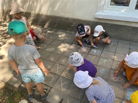 Летние будни Ребята младшей группы нарисовали замечательные летние