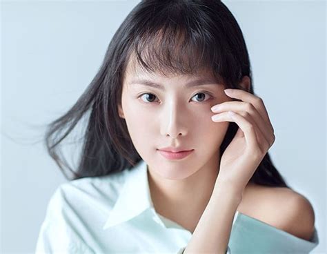 张嘉倪：无瑕裸妆气质清新纯粹，回归演员本真