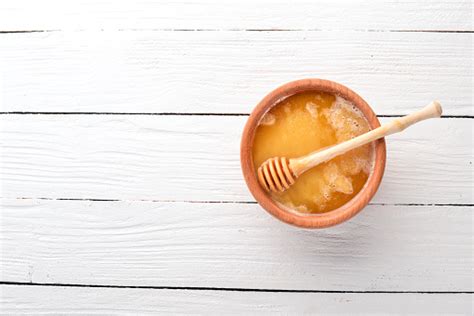 흰색 나무 바탕에 항아리에 꿀 텍스트에 대 한 여유 공간입니다 최고의 볼 수 있습니다 0명에 대한 스톡 사진 및 기타 이미지 0명 금 금속 꽃 식물 Istock