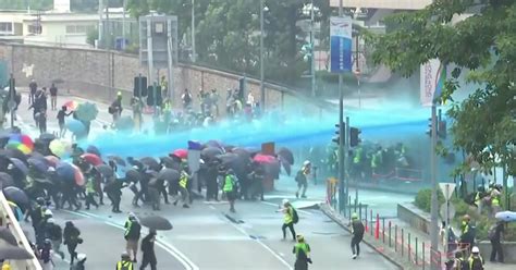 홍콩 경찰 시위대에 이틀째 최루가스 발사