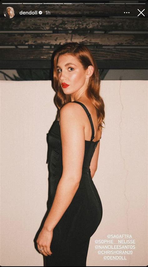 Sophie Nélisse Est à Couper Le Souffle Dans Une Robe Dinspiration Boudoir